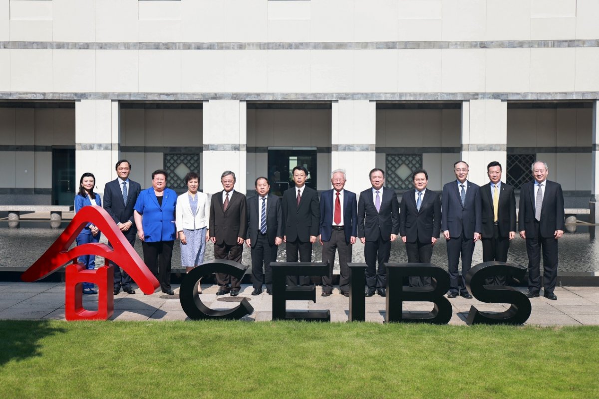 Prof. Wang Hong Handed Torch as CEIBS President from Prof. Li Mingjun | CEIBS