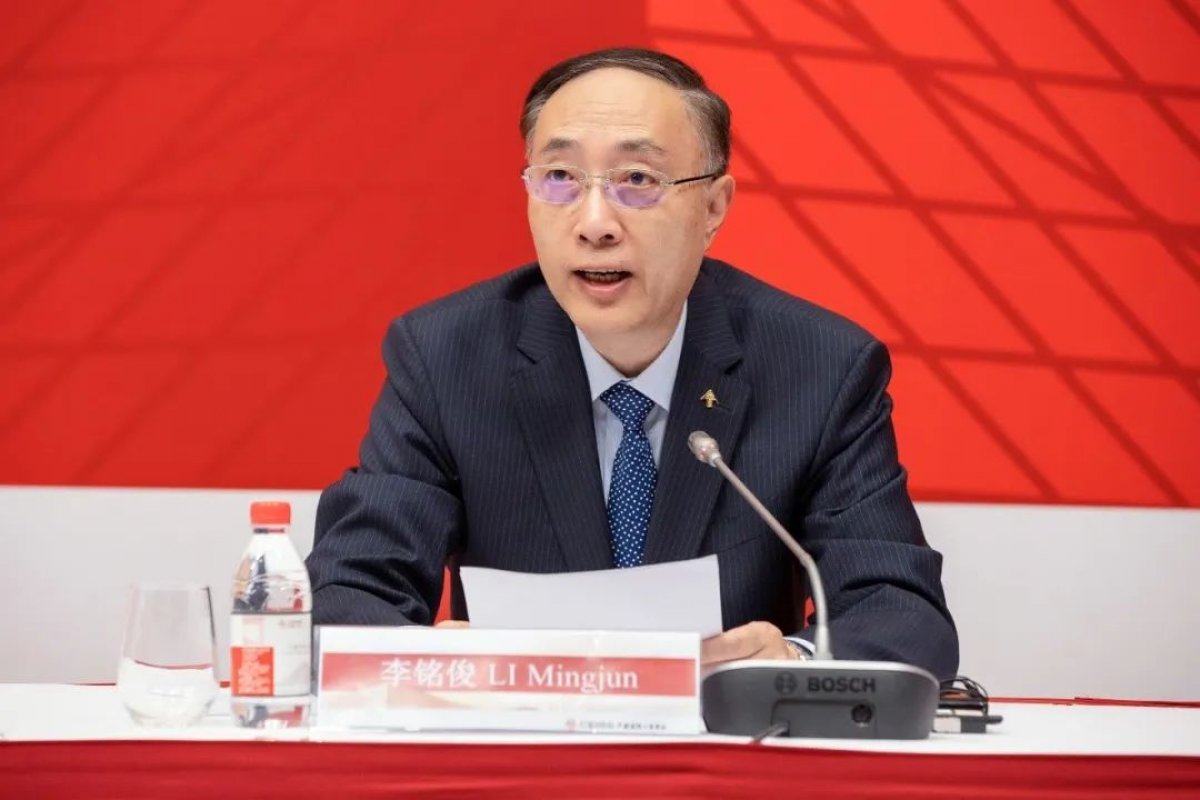 Prof. Wang Hong Handed Torch as CEIBS President from Prof. Li Mingjun | CEIBS